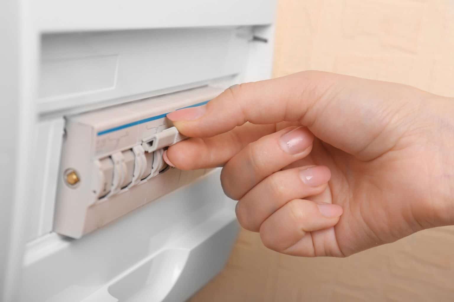 Blown Fuse or Circuit Breaker – Causes, Fixes & Safety